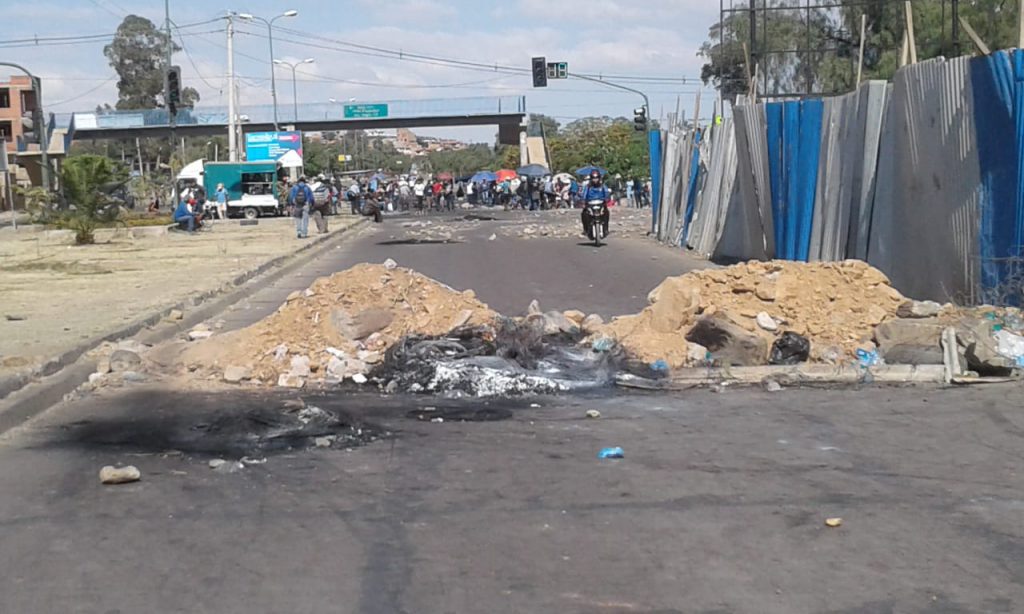 El bloqueo de caminos persiste en la carretera al botadero de ... El bloqueo de caminos persiste en la carretera al botadero de ...